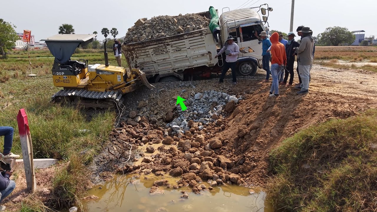Incredible landfill! Dump Truck 5ton Back Uploading overturned into ...