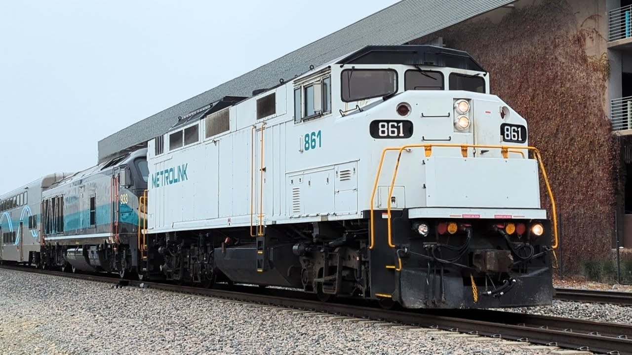 Metrolink F59PHR 861 Doubleheader on the San Bernardino Line | 1/17 ...
