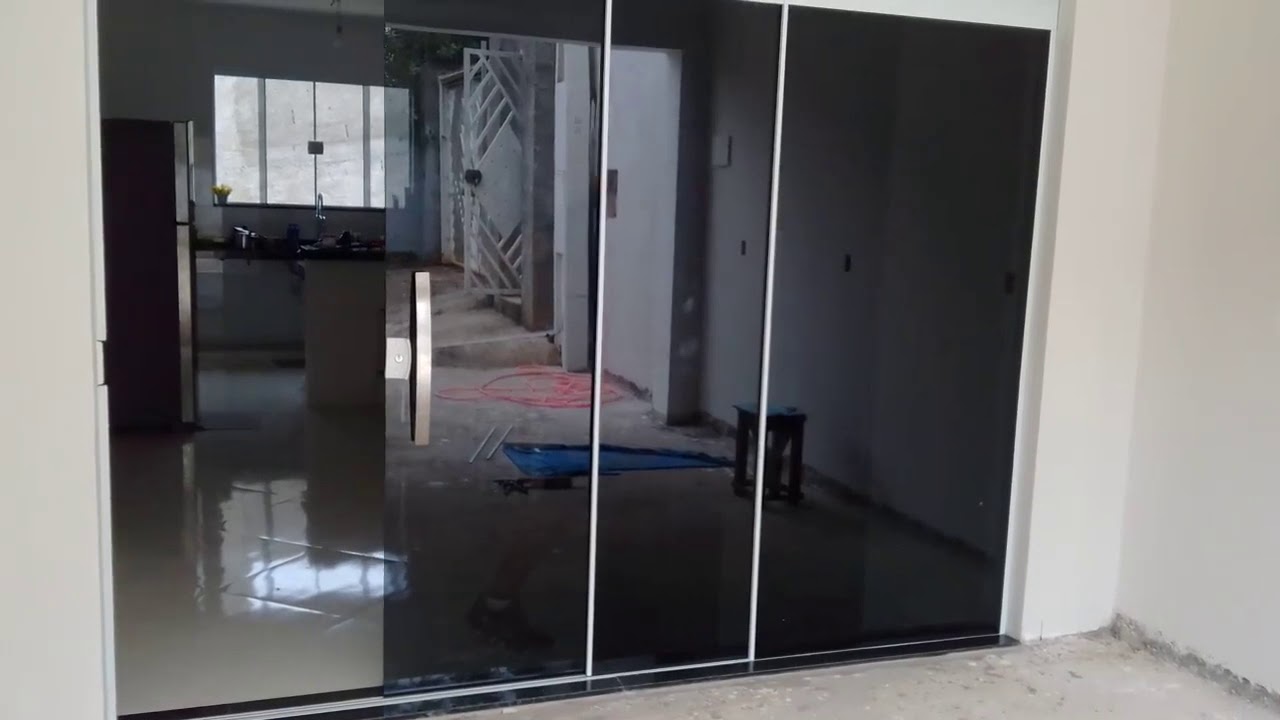 Porta retrátil 3 folhas com vidro fumê e puxador de inox. - YouTube