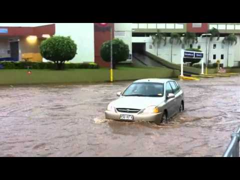 Flash flooding at Stockland Earlville Shopping Centre, Cairns - YouTube