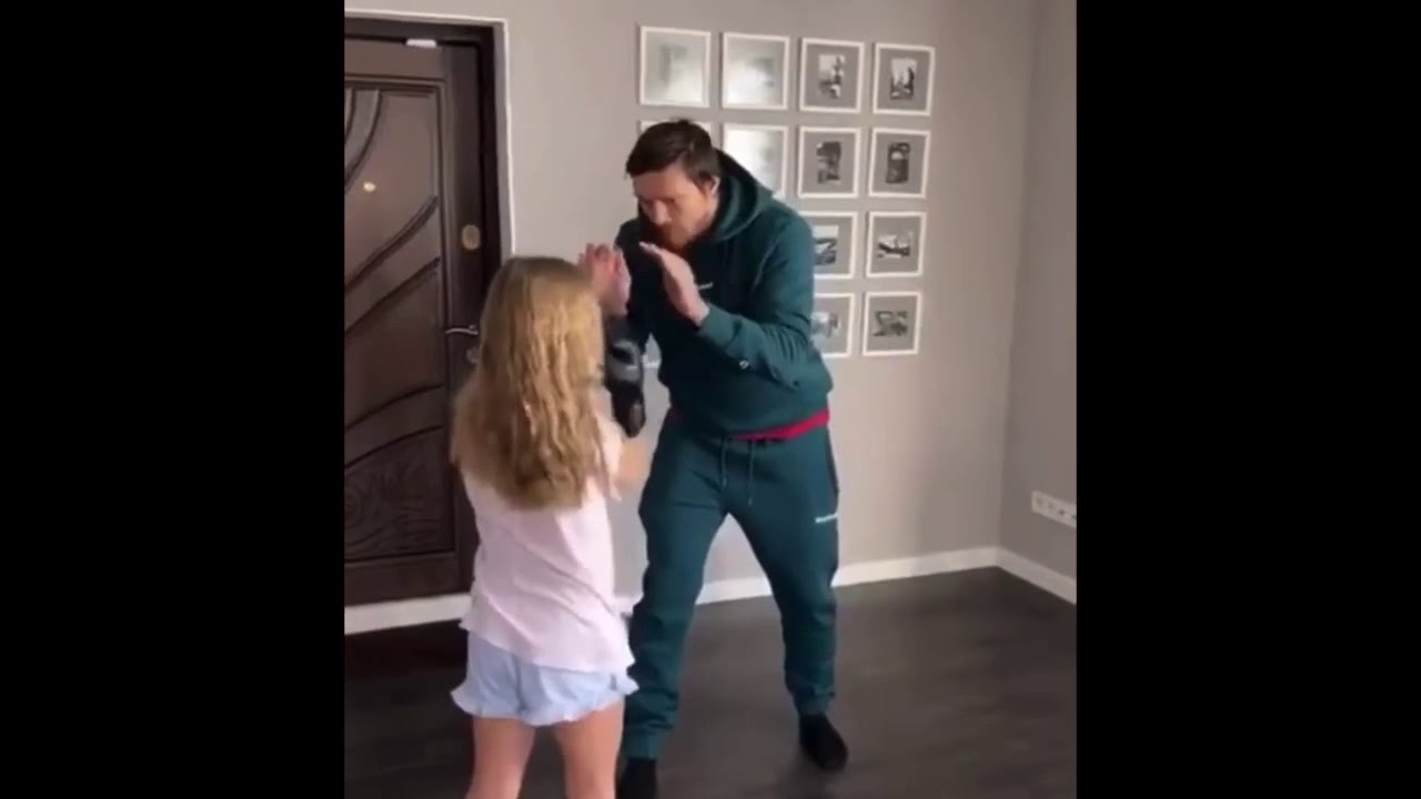 Oleksandr Usyk teaching his daughter how to box - Esnews boxing бокс ...