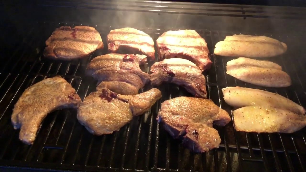 Pitboss Lockhart Platinum Smoker Grill - YouTube