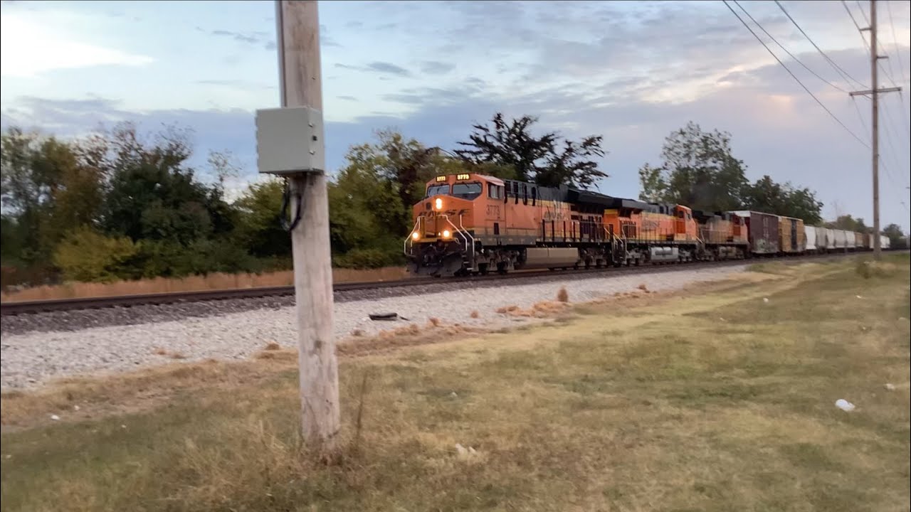 Bnsf 3773 leads a Bnsf manifest with a very nice hornshow and crew - YouTube