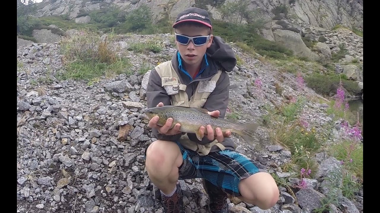Pêche de la truite au leurre en lac de montagne dans les pyrénées ...