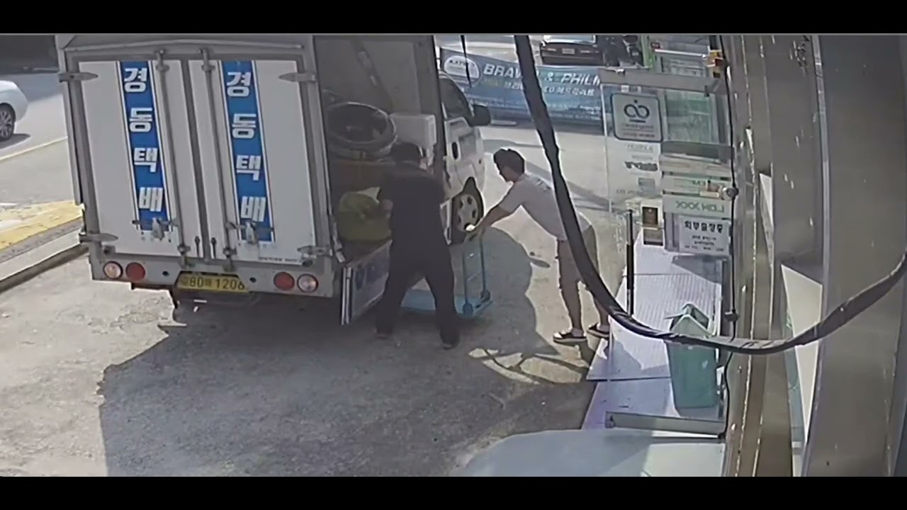 Courier Delivery Mishap Turns Cart Into Two - YouTube