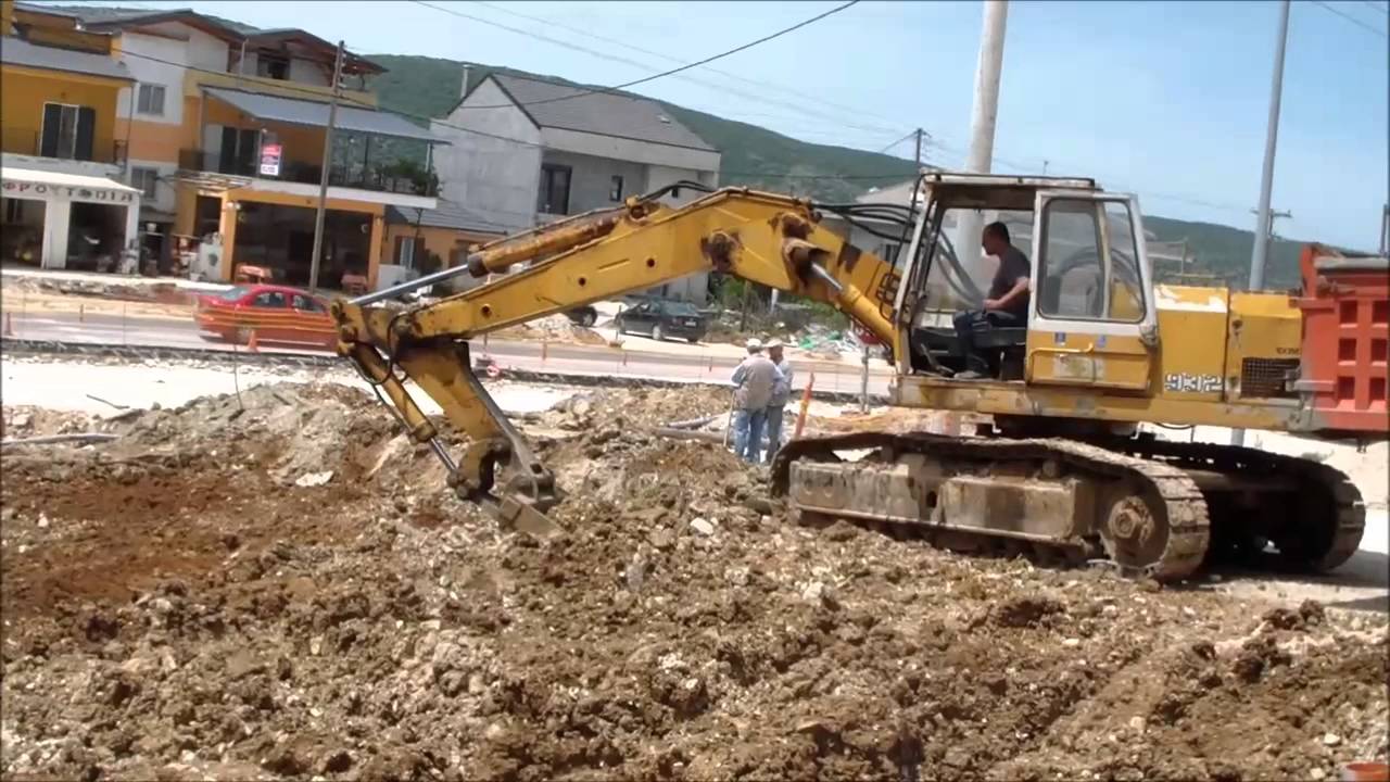 Liebherr 932 loading a mercedes actros 2635 - YouTube