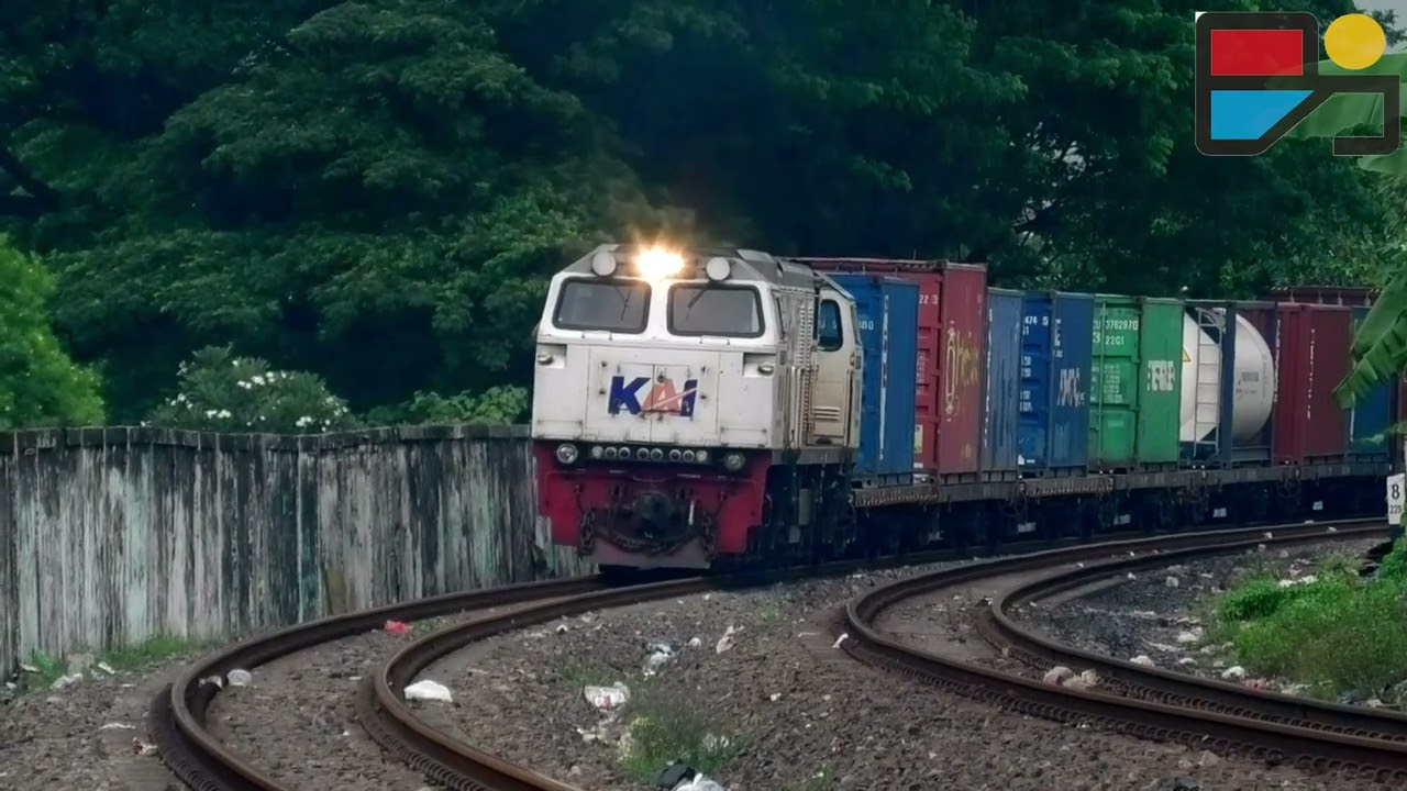 KERETA API PANJANG DAN PENDEK DI SURABAYA - YouTube
