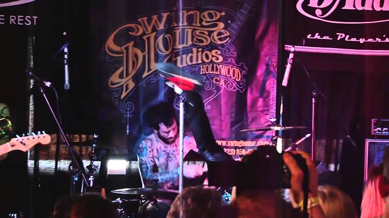 Alex Nauth Foxy Shazam Interview - YouTube