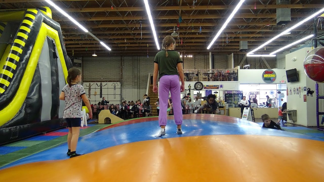 Детский развлекательный центр в США JUMP AROUND UTAH - YouTube
