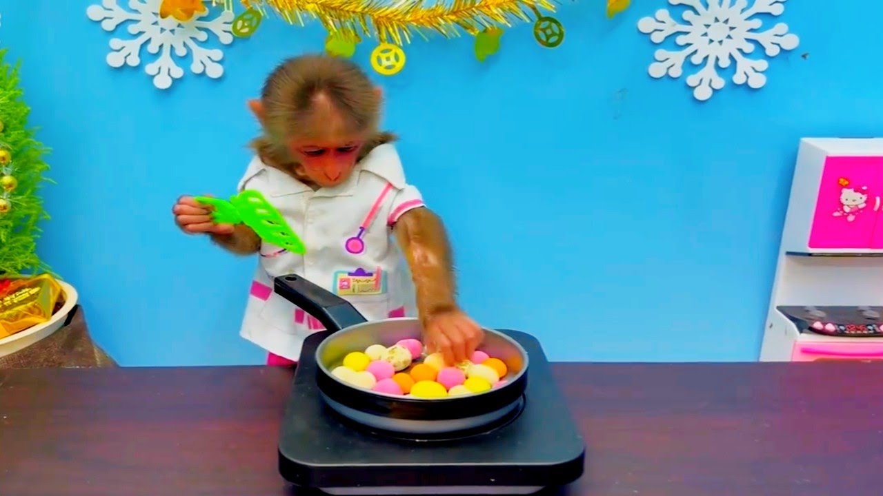 Clever monkeys collect eggs and cook them for the little monkey - YouTube
