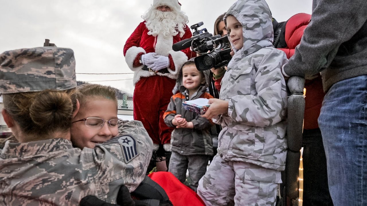 Santa delivers military mom home early for Christmas - YouTube