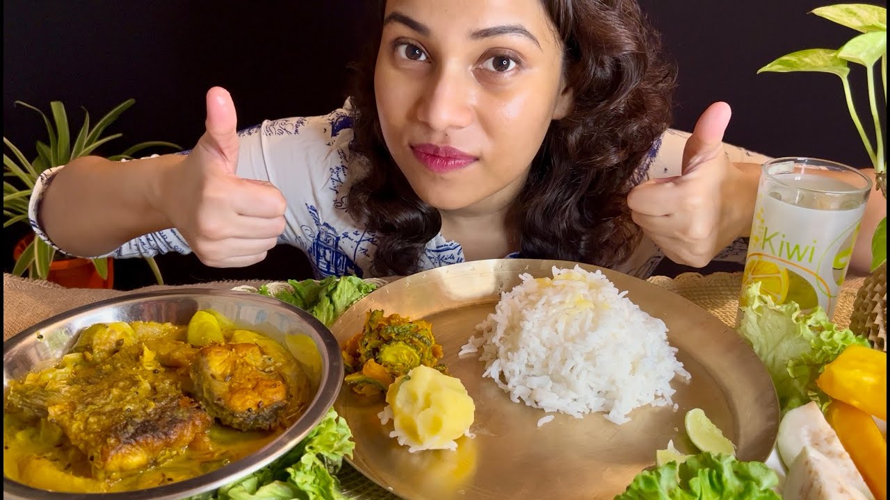 EATING SHOW | RICE, MISTI KUMRO UCHE BHAJA, GATI KOCHU KATOL MACHER ...