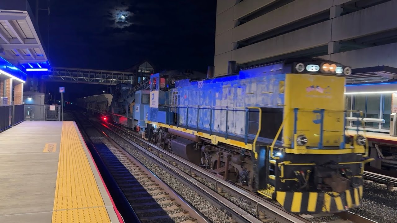 LIRR work train, and NYAR RS51 and RS80 at Mineola - YouTube