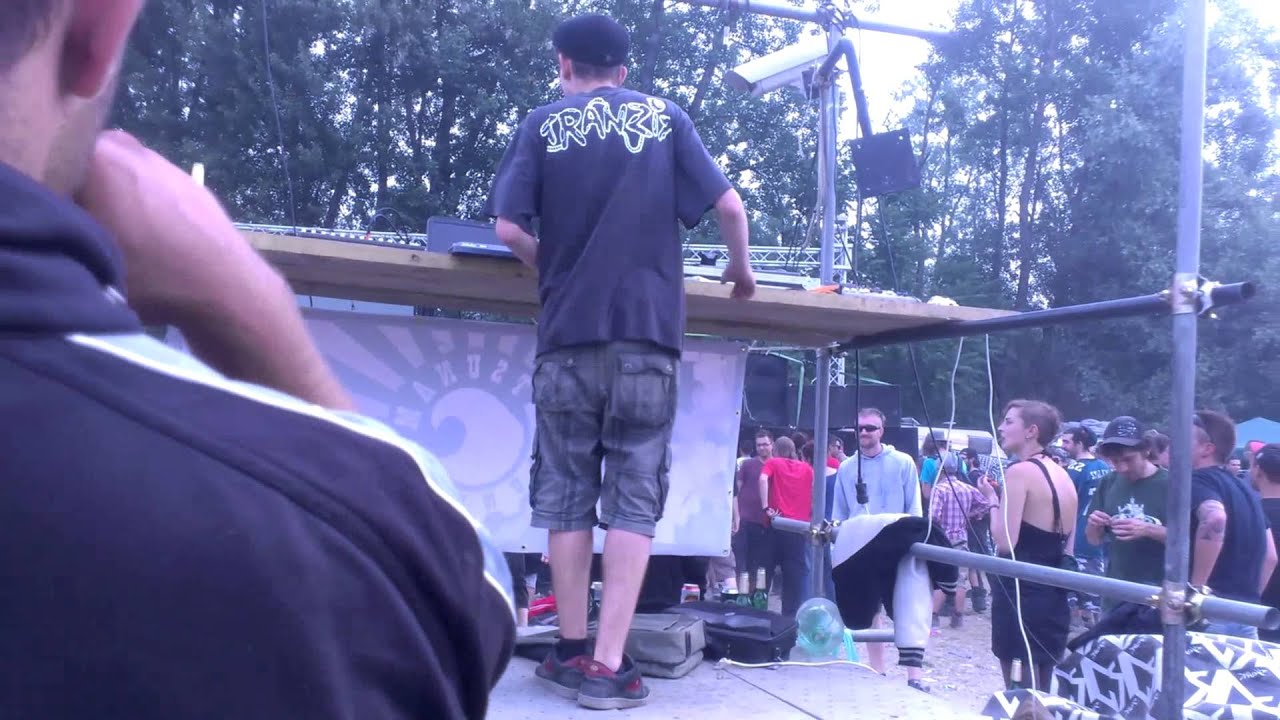 TMH in italian rave live vs carabinieri copter - YouTube