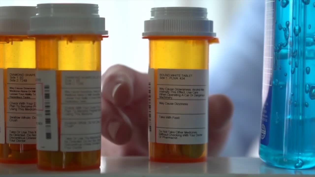 Experts shed light on why prescription drugs cost more in the US - YouTube