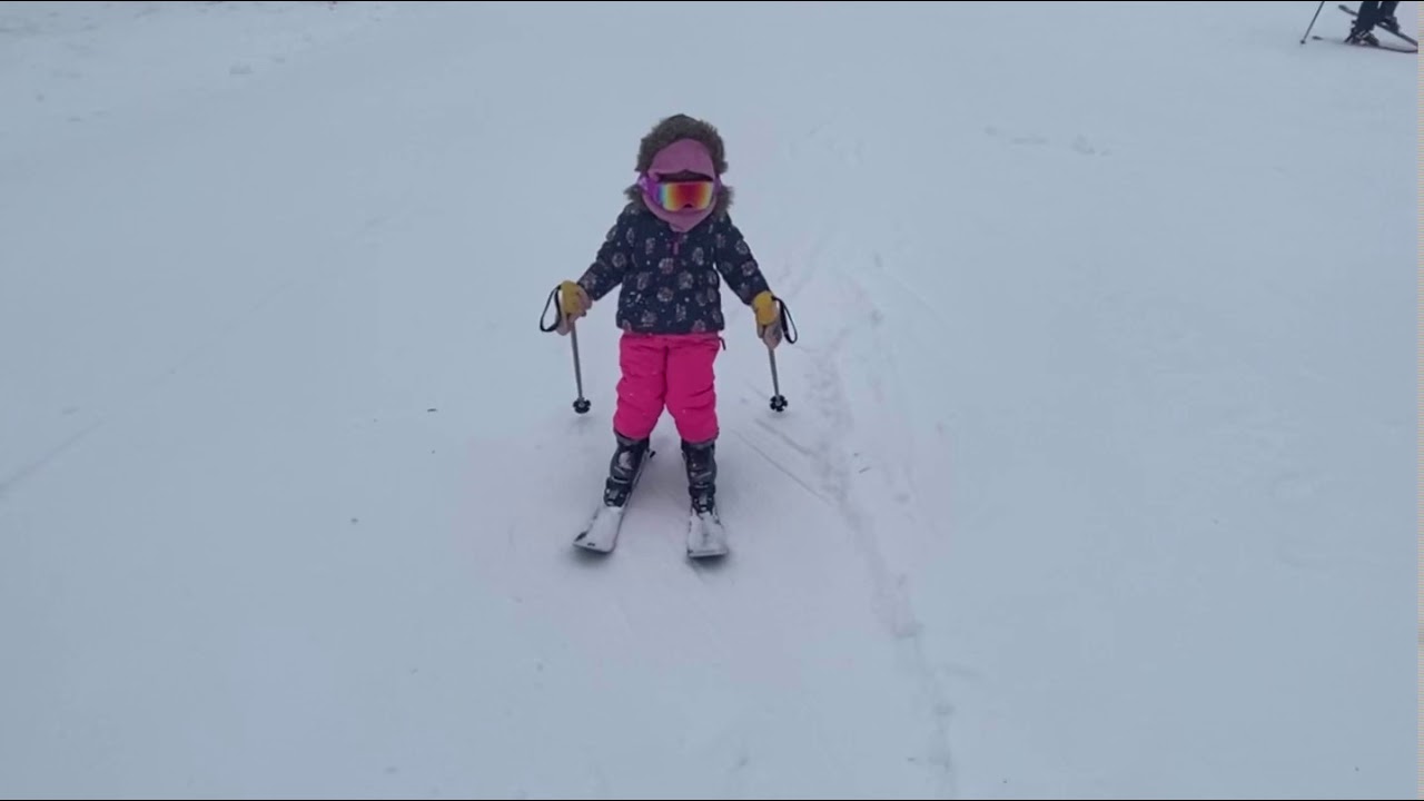 [Evelyn] First Skiing - YouTube