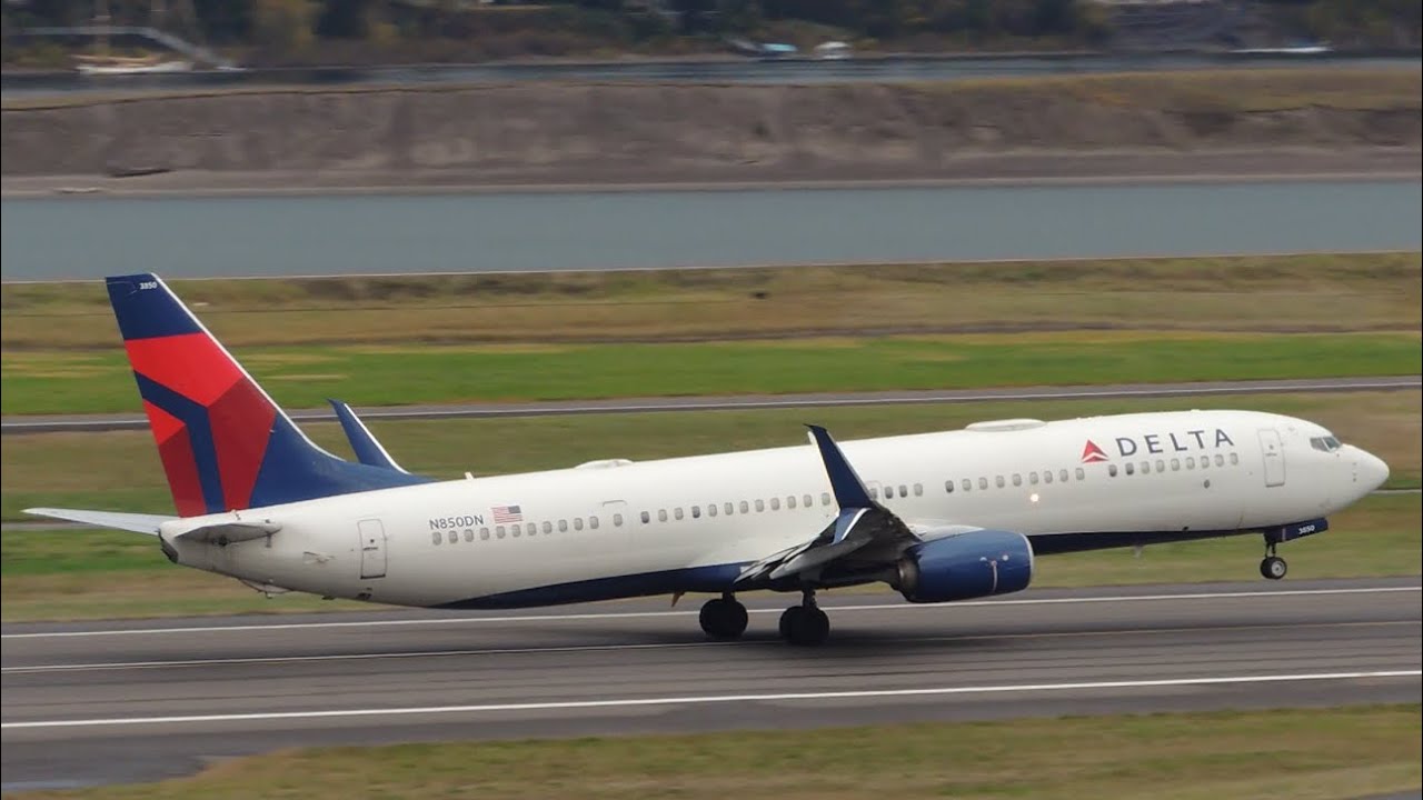 Delta Airlines Boeing 737-900ER [N850DN] takeoff from PDX - YouTube