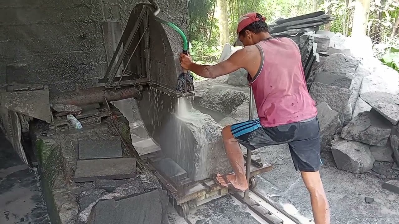 Penggergajian Batu alam merapi Tlogowatu kemalang klaten - YouTube