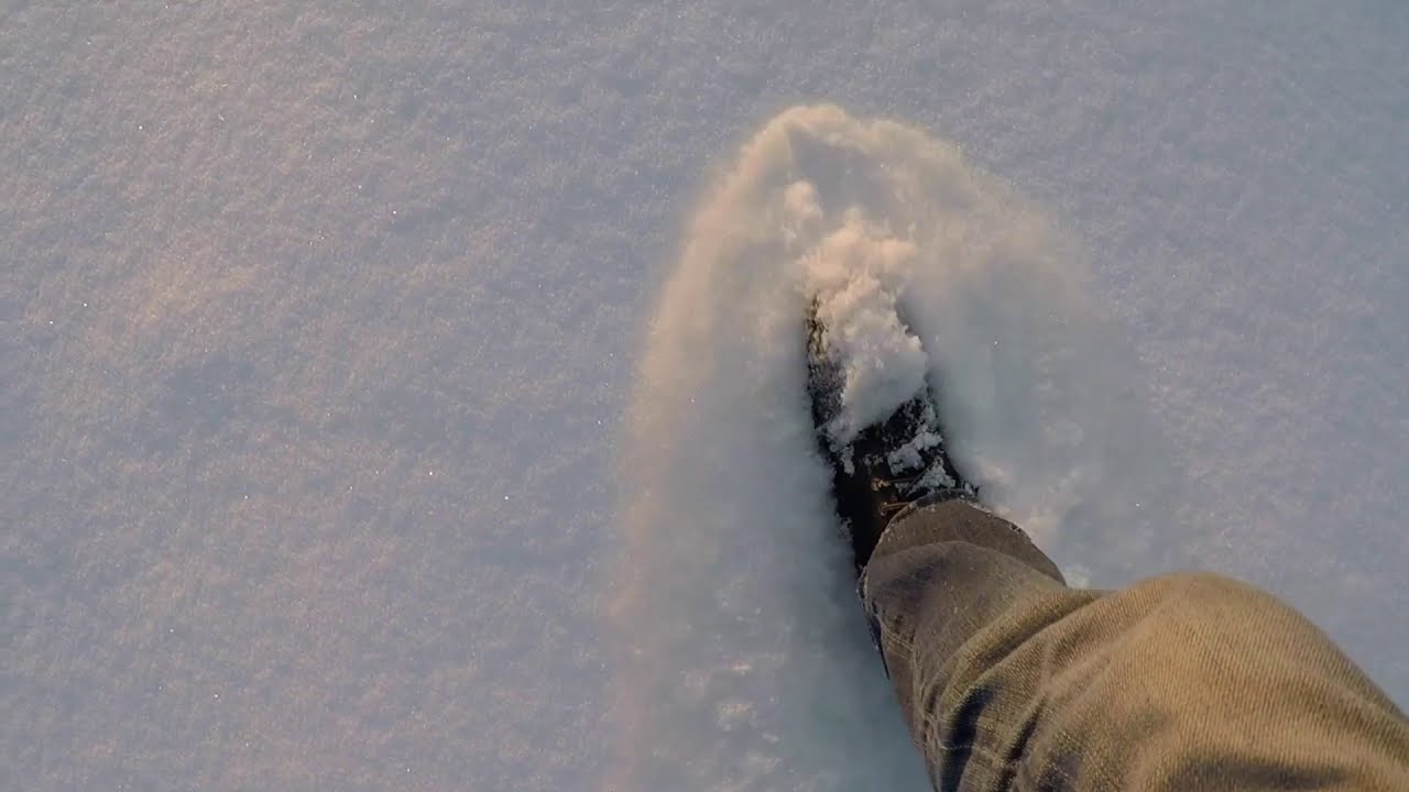 2 minutes of beautiful falling snow - YouTube