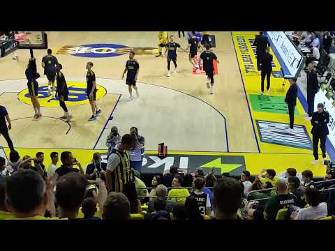 Jan Vesely, üzerinde Guduric formasıyla eski takımının maçına gelince, salondan büyük ilgi görür