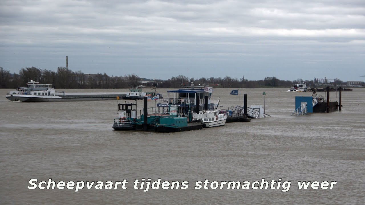 Storm op de rivier - YouTube