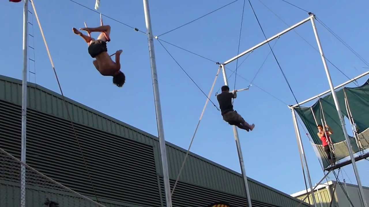 Reverse Knee Hang - YouTube