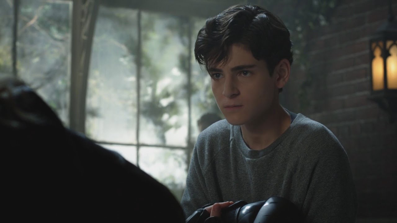 Bruce Wayne fights with Selina Kyle (Gotham 3x13) 3/3 - YouTube
