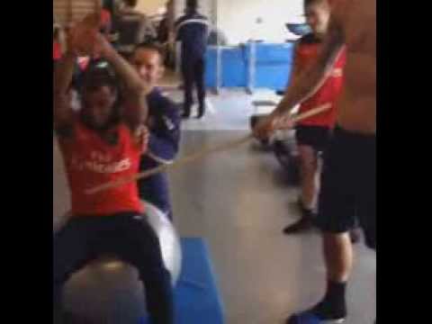 Zlatan Ibrahimovic helps PSG teammate out in the gym by hitting with a ...