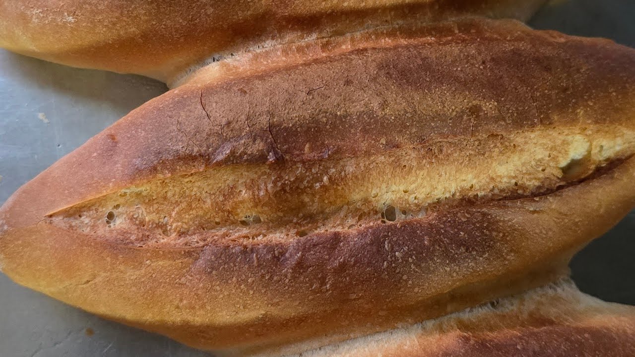 Bolillo crujiente con prefermento o masa madre - YouTube