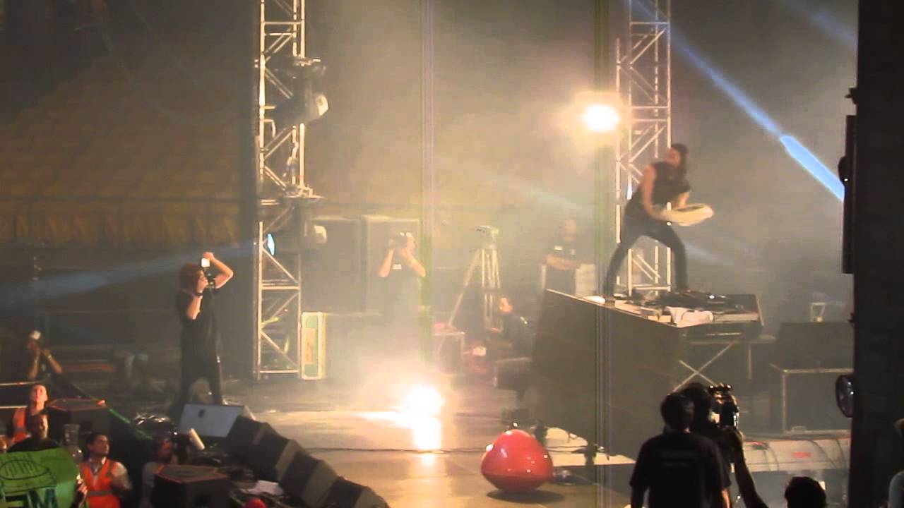 Tortazo de Steve Aoki en Lollapalooza Chile 2013 - YouTube