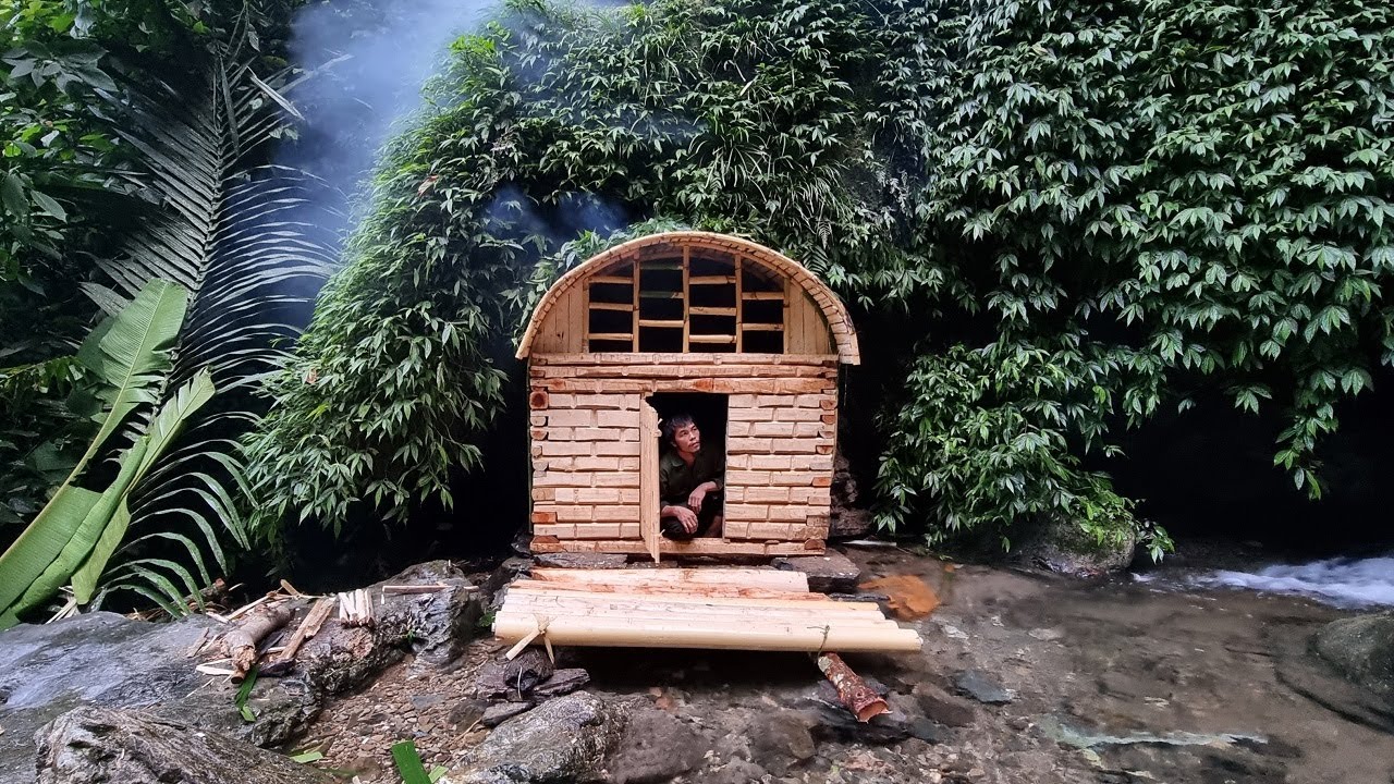Bushcraft Alone / Build a secret, warm shelter right on the cliff ...