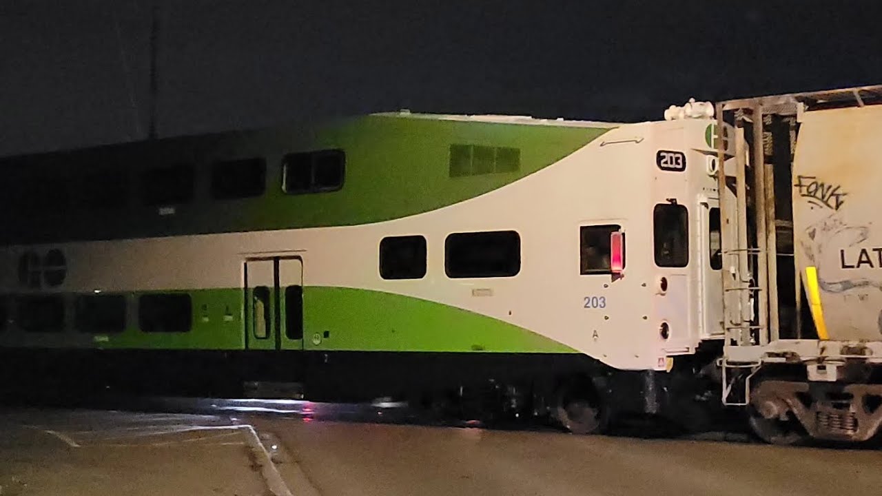 (Repainted GO Transit Cab Car 203!) CN 570 - 2772 & 3041 In Burlington ...