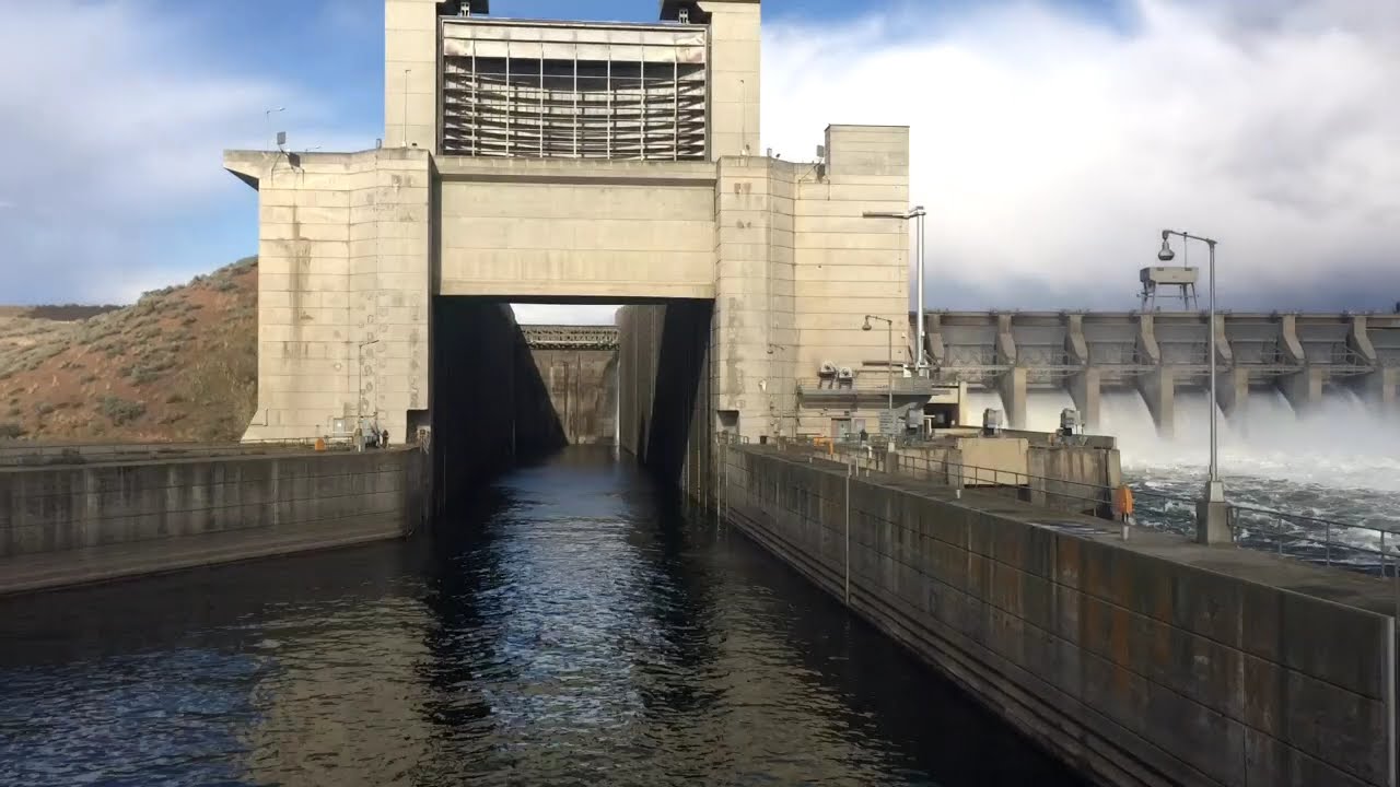 Time-lapse of Locking Through the Snake River's Ice Harbor Dam - YouTube