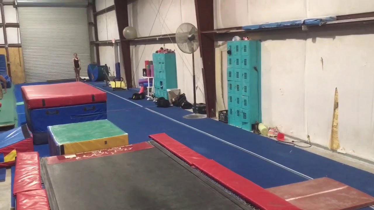 Elizabeth Janssen - Yurchenko vault - YouTube