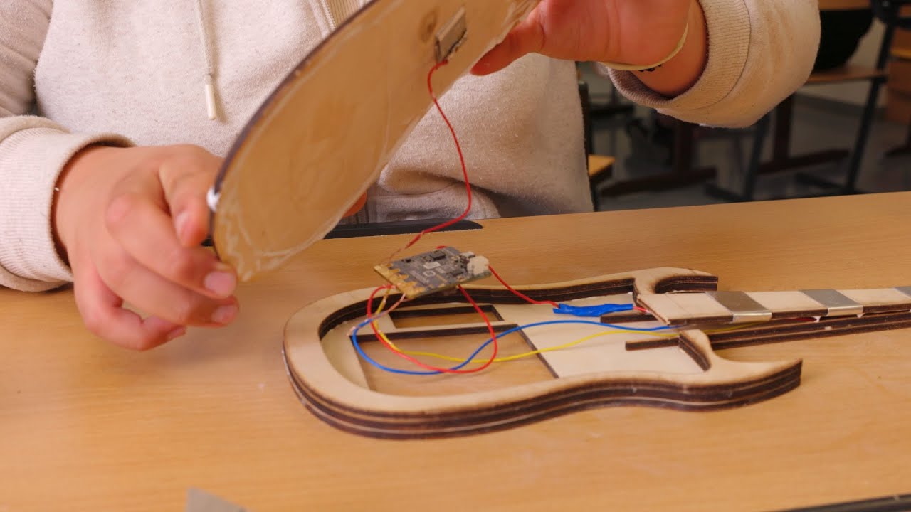 Gitarre mit dem micro:bit - YouTube