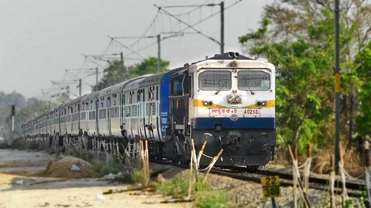 2 Hours LATE RUNNING UDYAN EXPRESS : Indian Railways - YouTube