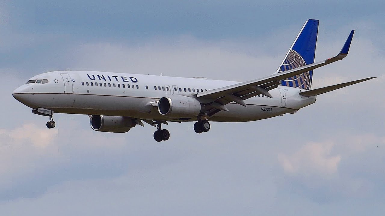 🛬 Lots of Aircraft on Final Approach - YouTube