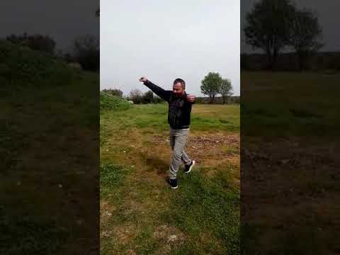 Kola içdikten sonra sarhoş olan genç.