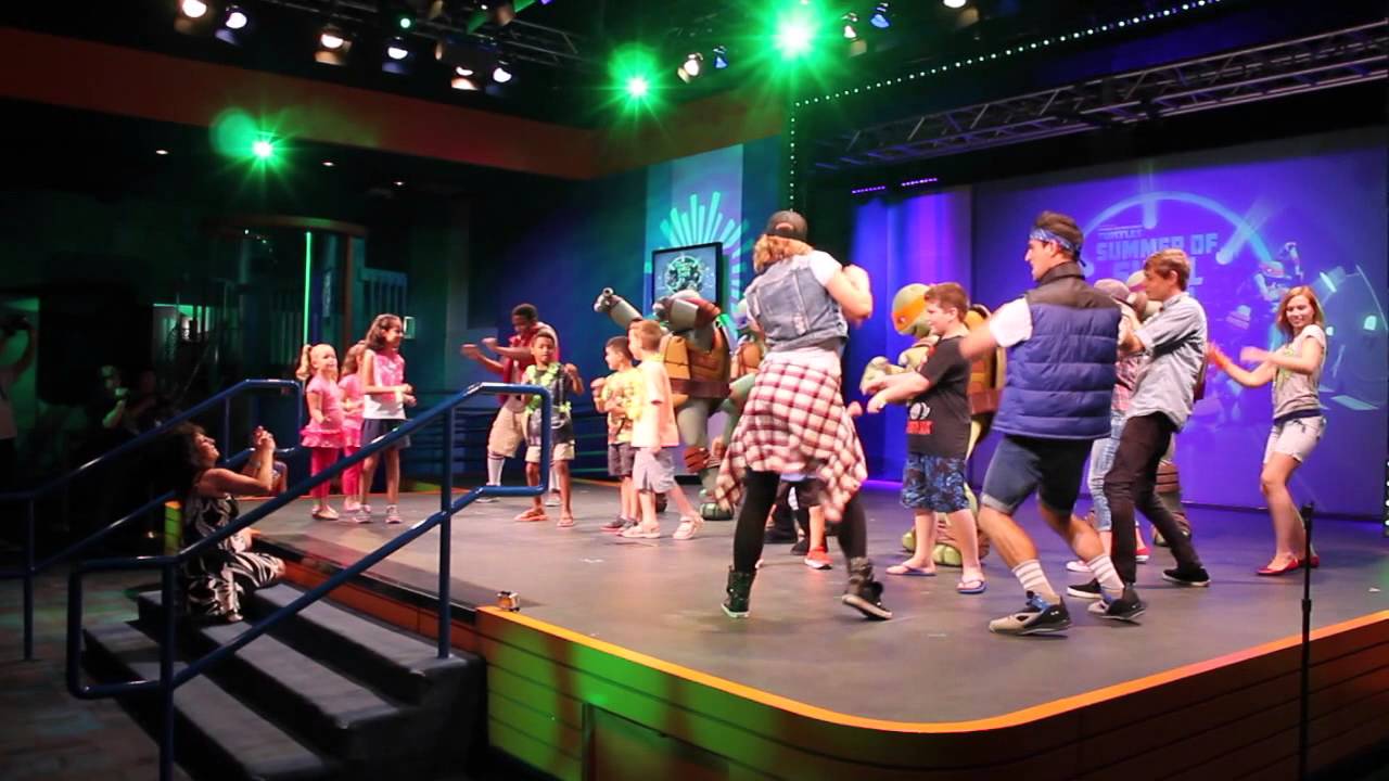 Nickelodeon Suites Resort - TMNT Turtle Power Poolside show - inside ...