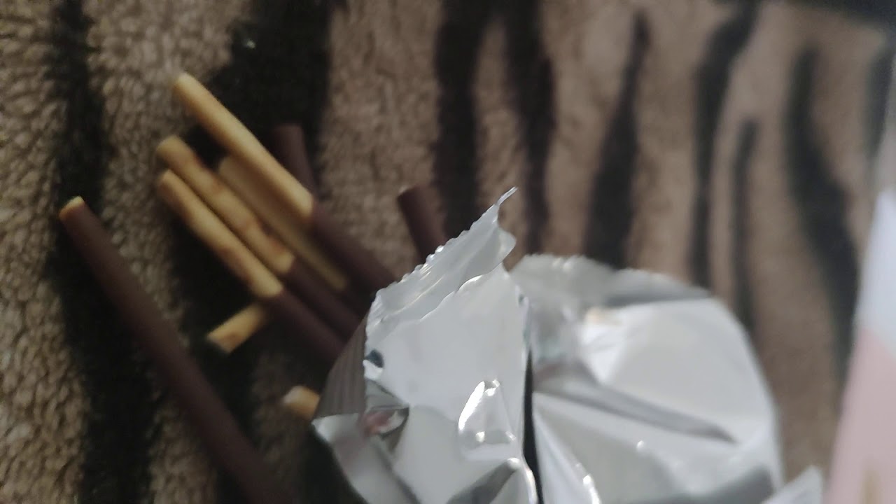 Je grignote des Mikado avec ma mère (c pas intéressent pour la plupart ...