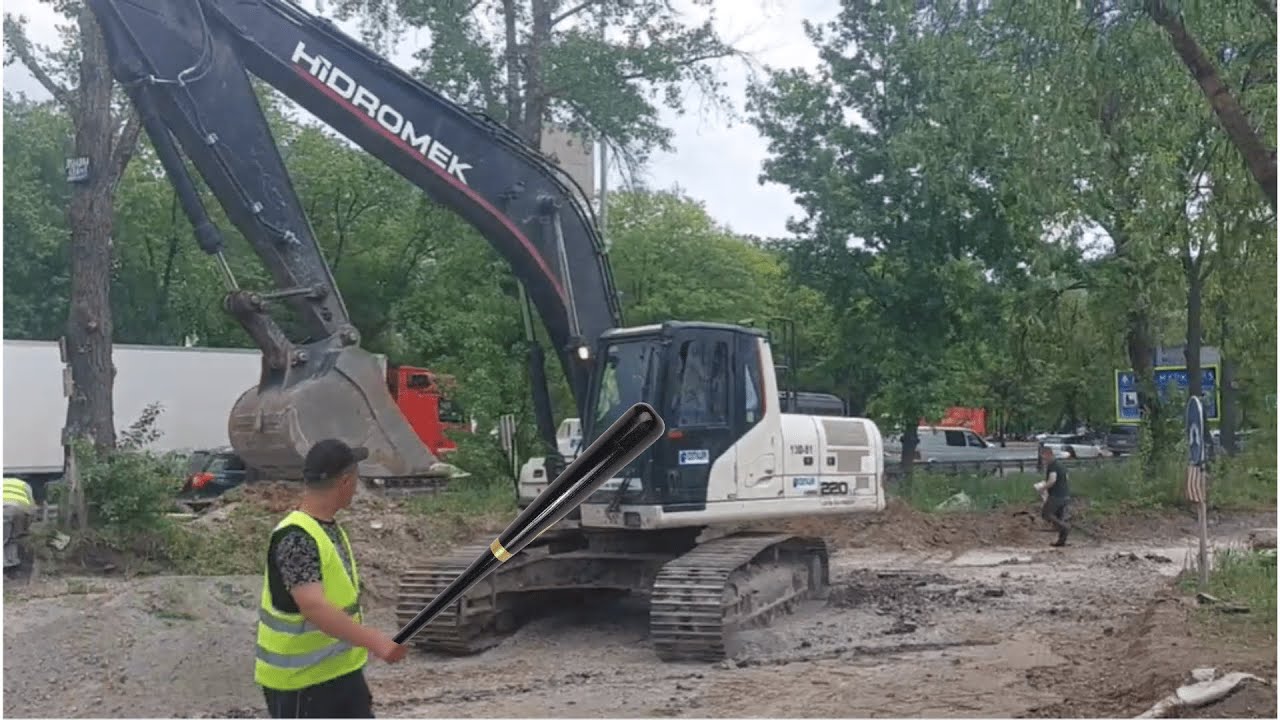 A selection of unrealistically cool situations with excavators ...