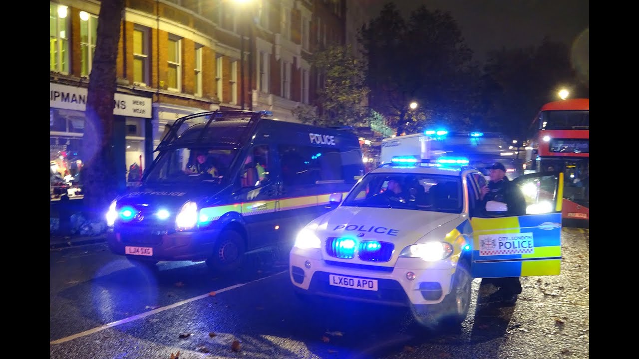 12 London Police Vans Rush To Scene - YouTube