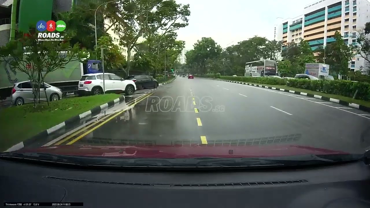 #SMH6451X Honda Vezel near miss when making a discretionary right turn ...