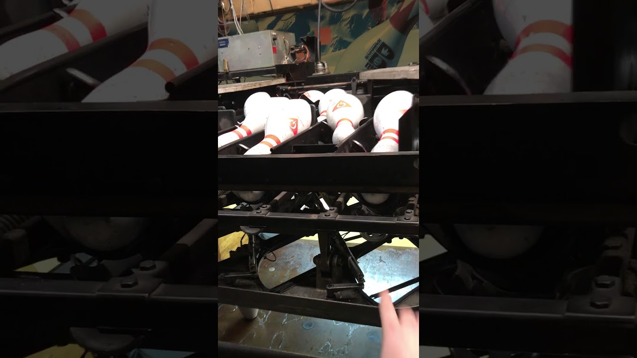 Bowling machine, pinsetter, AMF 82-70 - YouTube