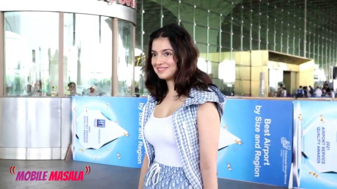 Divya Khosla Kumar looks adorable in a cute dress; fans praise her ...