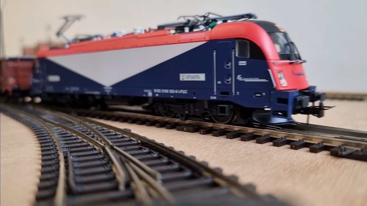 Taurus 1216 (Jägerndorfer Collection) zieht Ganzzug aus Rolldachwagen ...