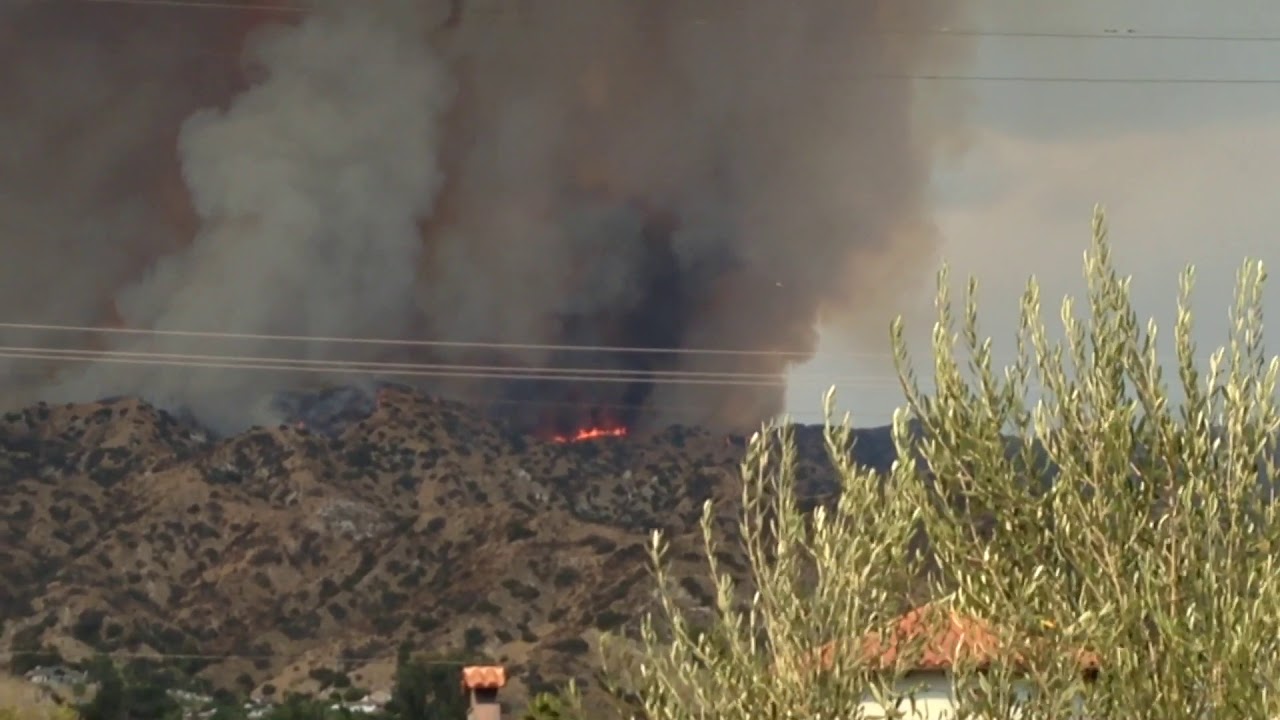Sunland Tujunga fire going over the hill to Burbank - YouTube