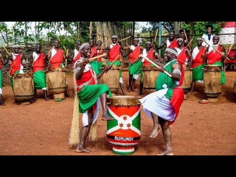 Prezida Evariste Ndayishimiye yifadikanije n'abatimbo bo mu Gishora mu kubita umurisho w'ingoma.