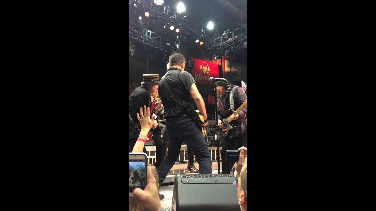 Rosalita from the pit - Bruce Springsteen Rochester 2/27/2016 - YouTube