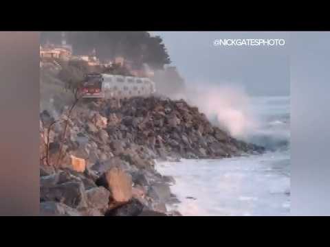 High tides to halt Metrolink lines between Oceanside and Orange County